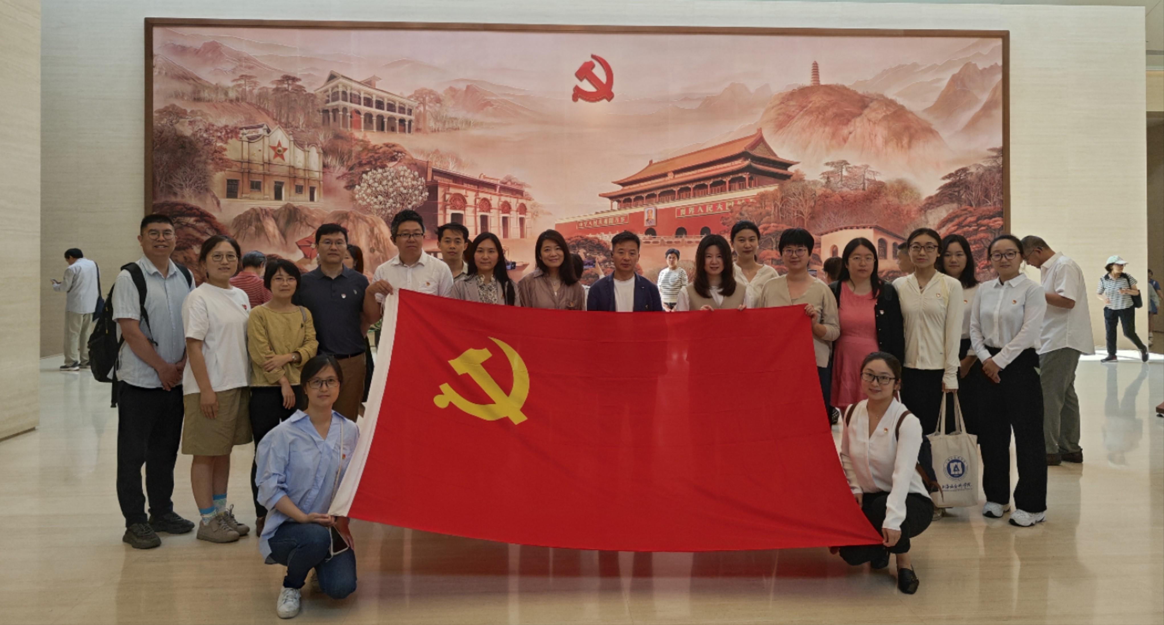 新闻所党支部赴中共一大会址、一大纪念馆开展党纪学习教育